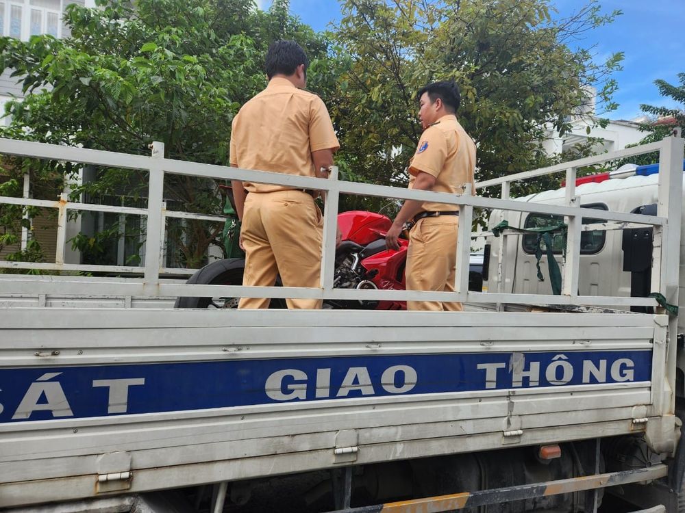 Người mẫu Ngọc Trinh bị phạt vì “diễn xiếc” trên xe phân khối lớn, tạm giữ 2 chiếc xe PKL vi phạm